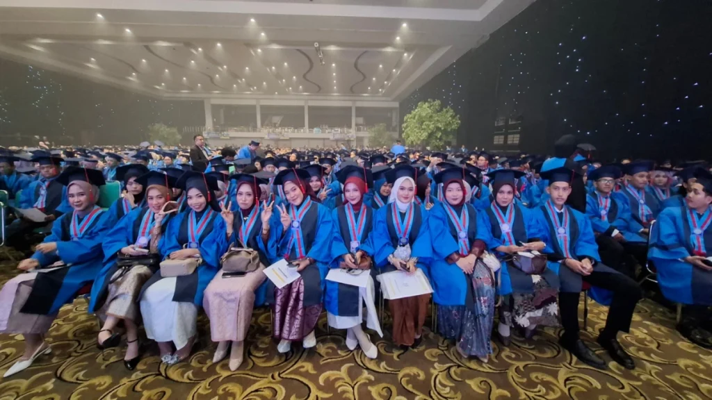 Wisuda Ke-19 UBSI Kampus Tasikmalaya Hadirkan Momen Haru dan Inspiratif ...
